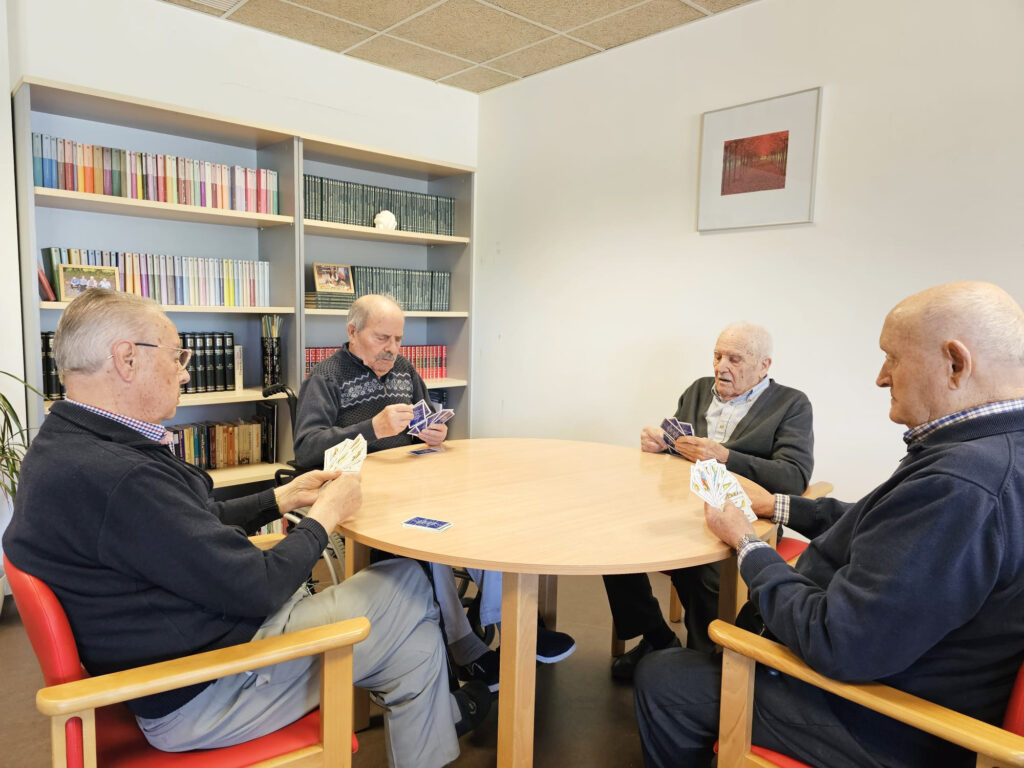 Beneficios de los juegos de mesas para las personas mayores - Grupo ...